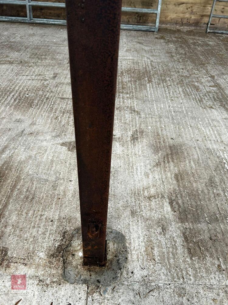 HANGING AND LATCHING POST